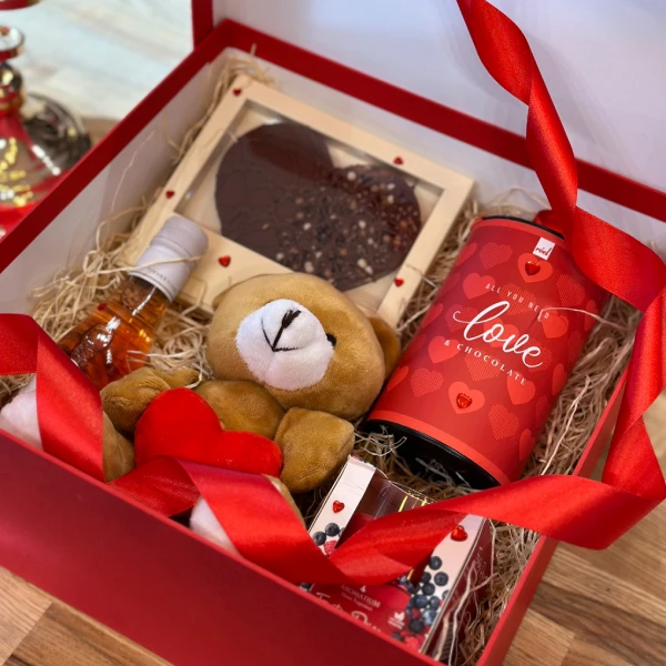 Slatki BOX za nju Love sa premium slatkišima i plišanim medom - Pokloni ...