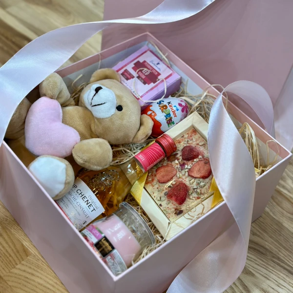 Slatki BOX za nju sa vinom, slatkišima, igračkom i mirisnom svećom ...